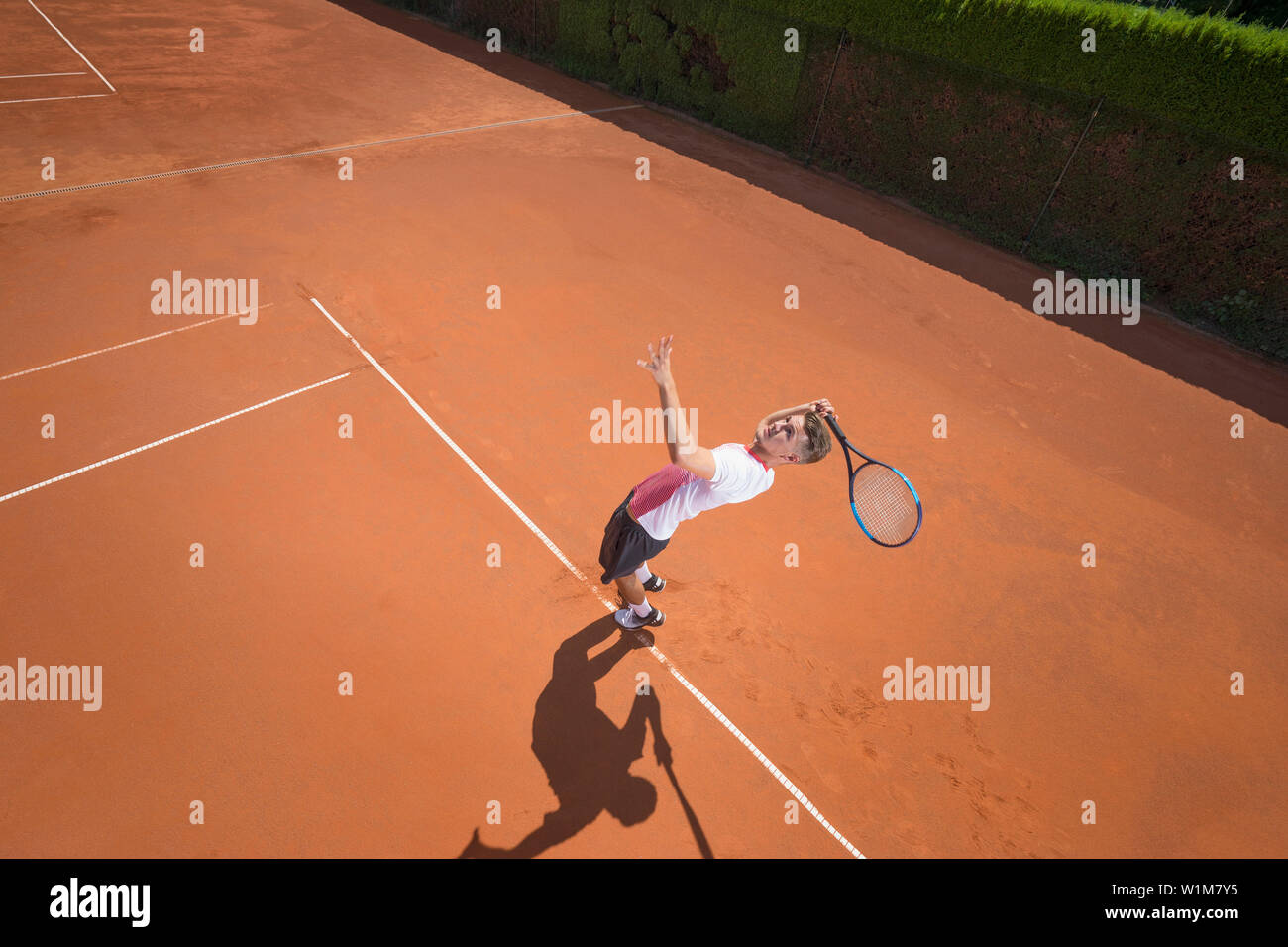Tennis man serving hi-res stock photography and images - Alamy