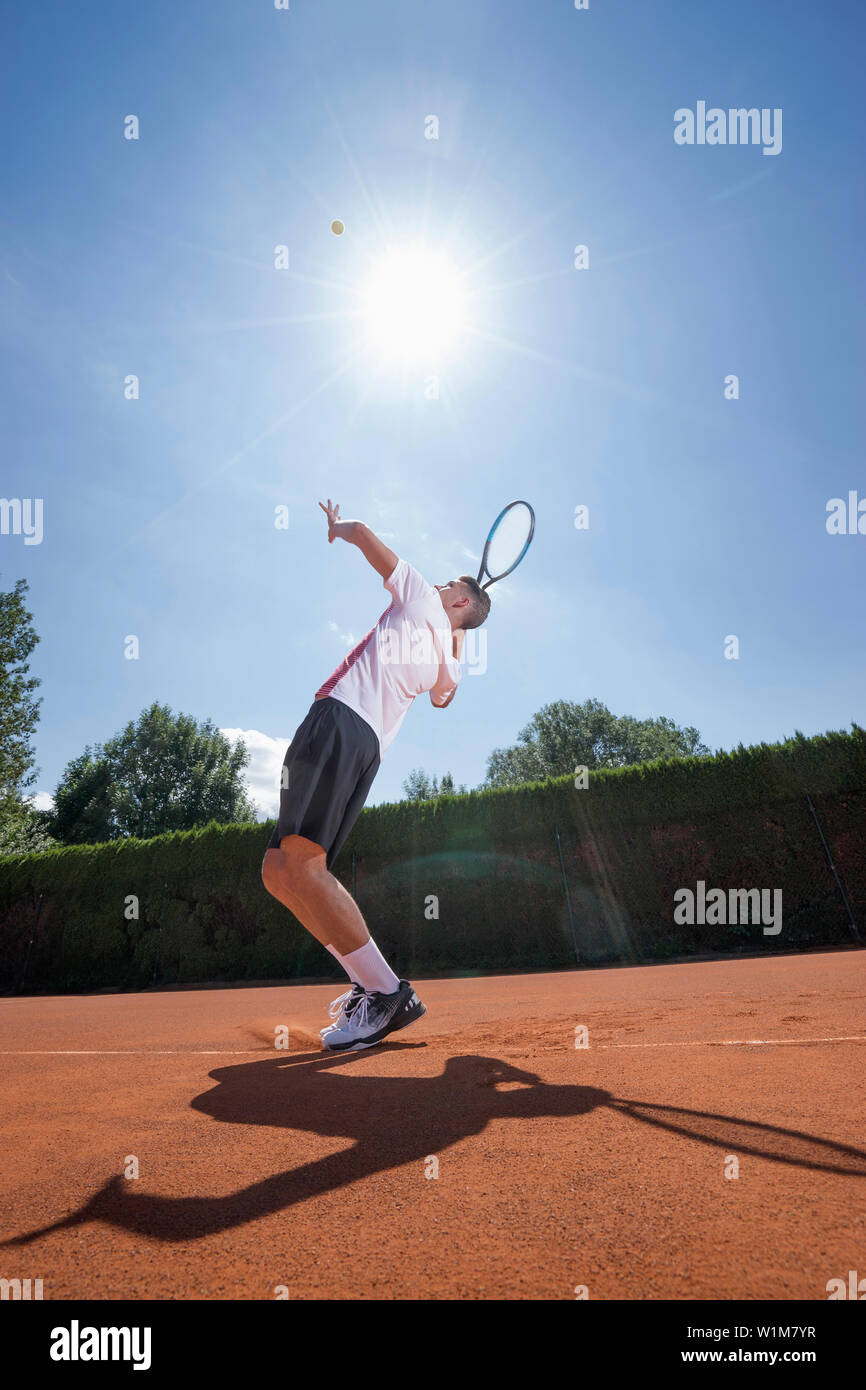 Male tennis player serving hi-res stock photography and images - Alamy