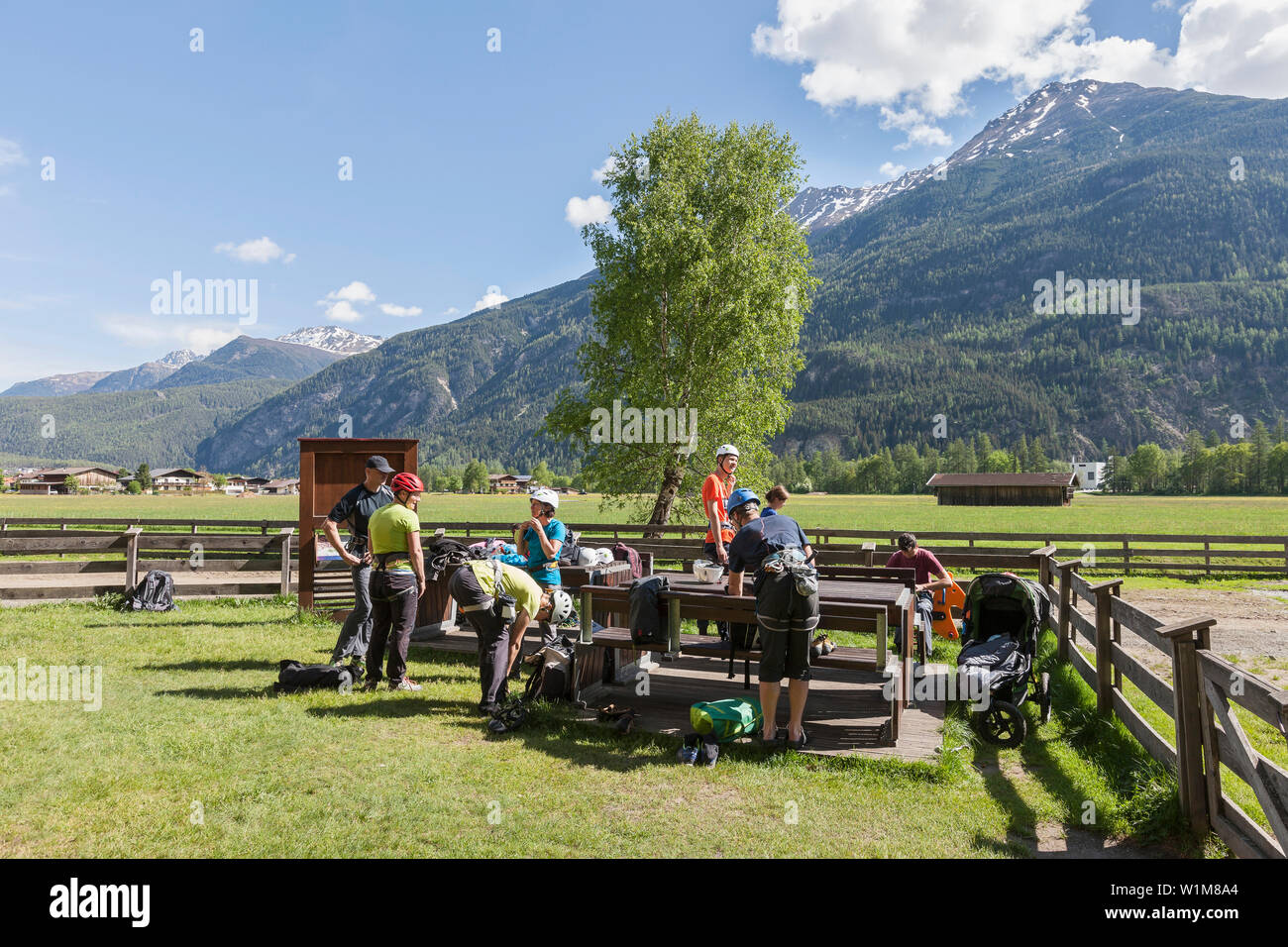 Friends climbing tree hi-res stock photography and images - Alamy