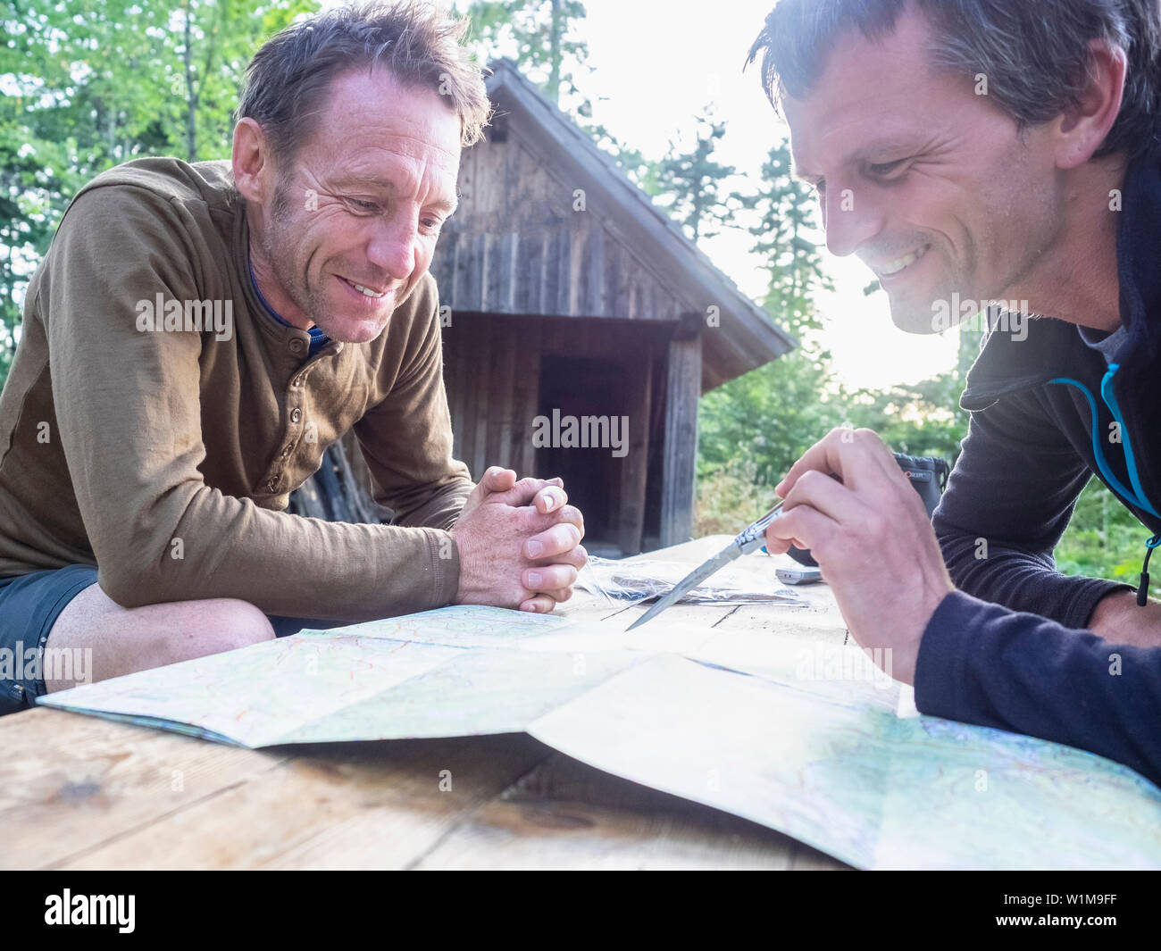 Two people reading map hi-res stock photography and images - Alamy