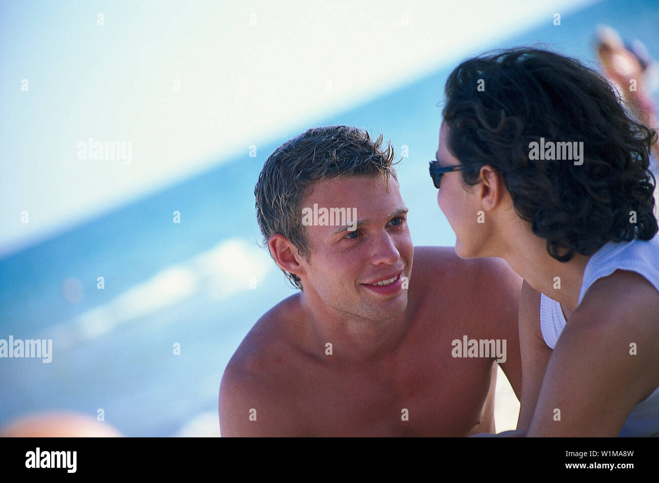 Paar am Strand, People Stock Photo - Alamy
