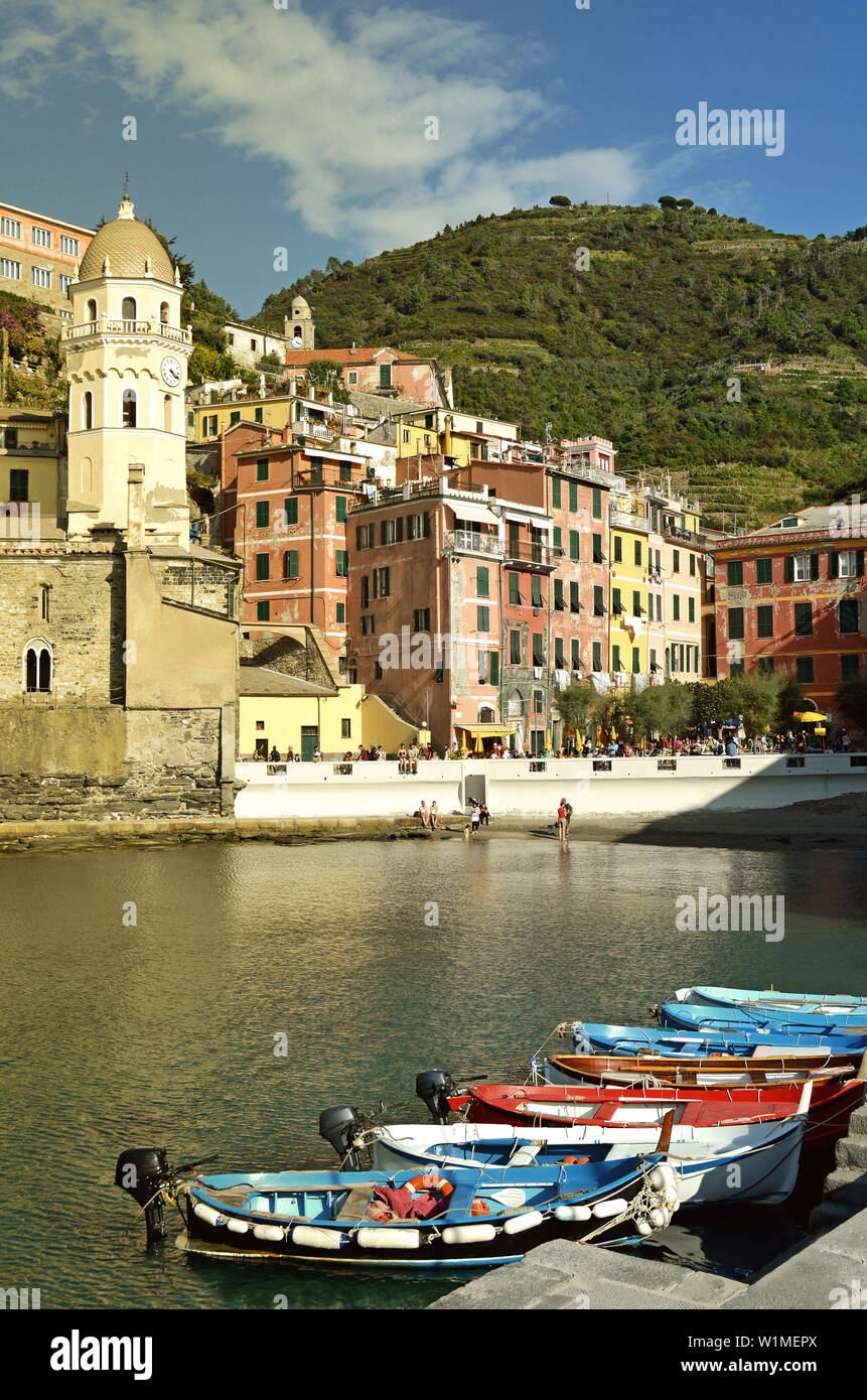 Vernazza beach and town hi-res stock photography and images - Alamy