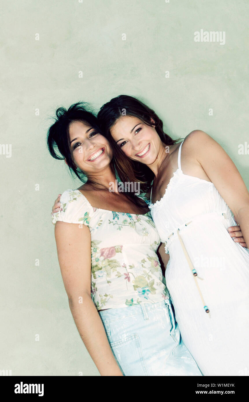 Zwei Frauen, People Stock Photo - Alamy