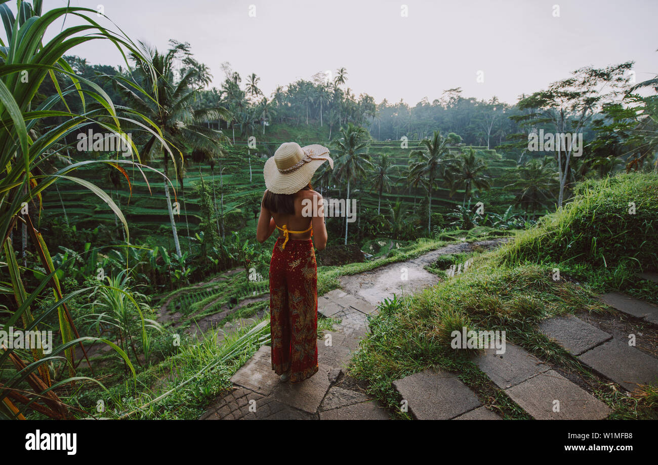 Beautiful girl visiting the Bali rice fields in tegalalang, ubud ...