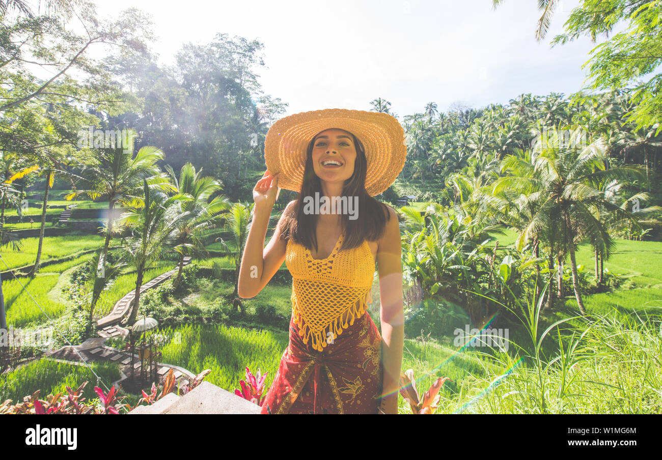 Beautiful girl visiting the Bali rice fields in tegalalang, ubud ...