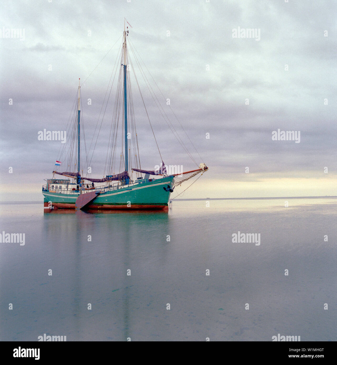 Flat bottom sailboat hi-res stock photography and images - Alamy