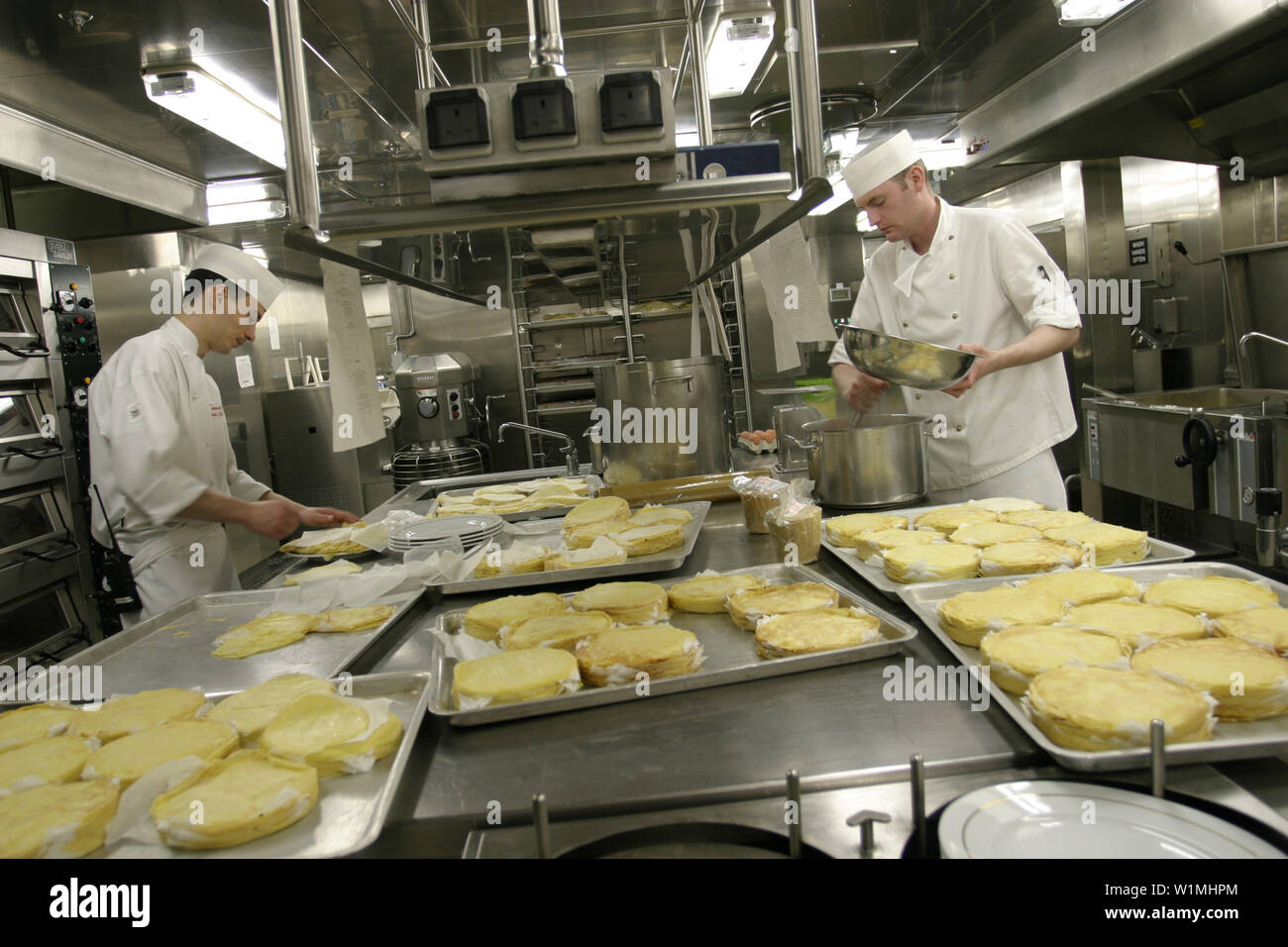 Queen Mary 2, Pancakes in canteen kitchen, Queen Mary 2, QM2 Von der ...