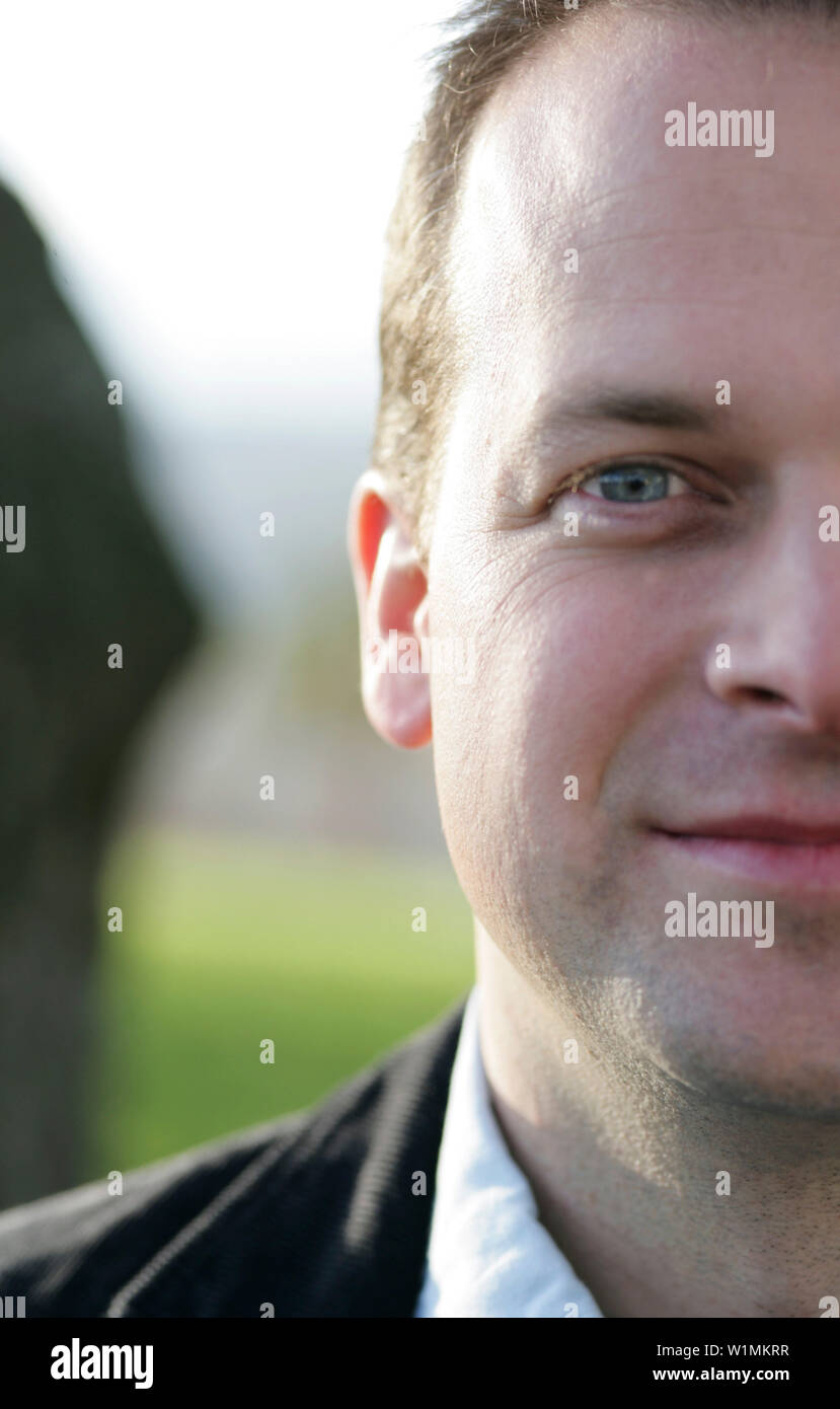 Mid adult man smiling at camera, close-up Stock Photo - Alamy