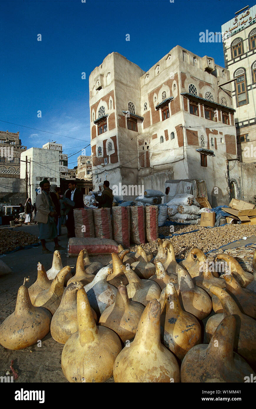 Souk coffee yemen hi-res stock photography and images - Alamy