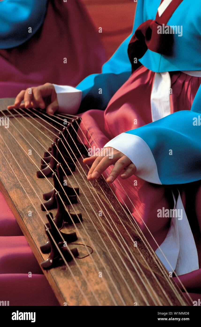 Gayageum hi-res stock photography and images - Alamy