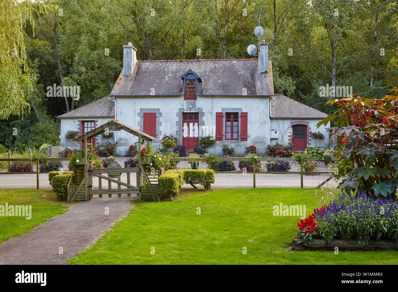 Lock-keeper's house at lock 19, La Maclais, Houseboat, River Oust and ...