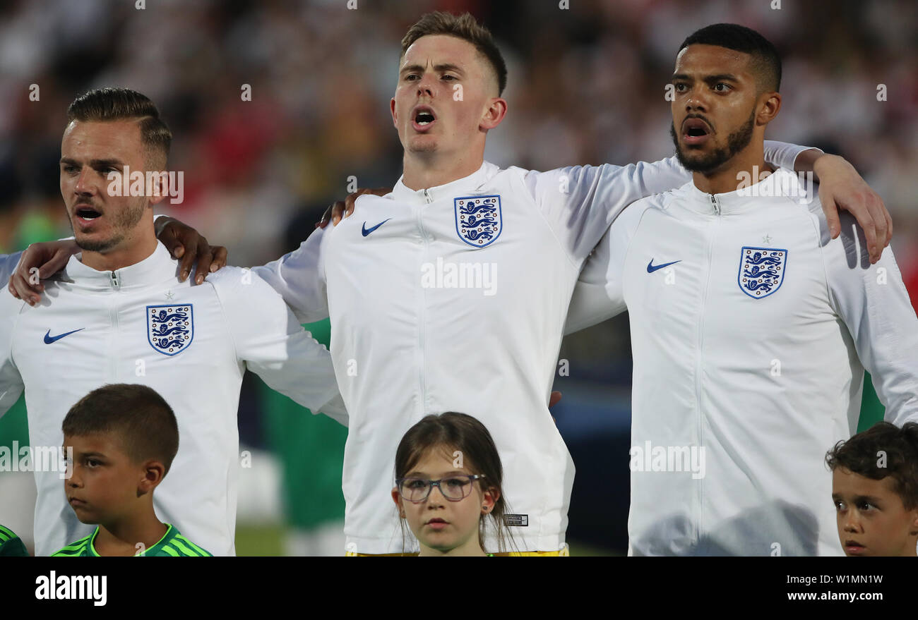 England's James Maddison, Dean Henderson and Jake Clarke-Salter sing ...