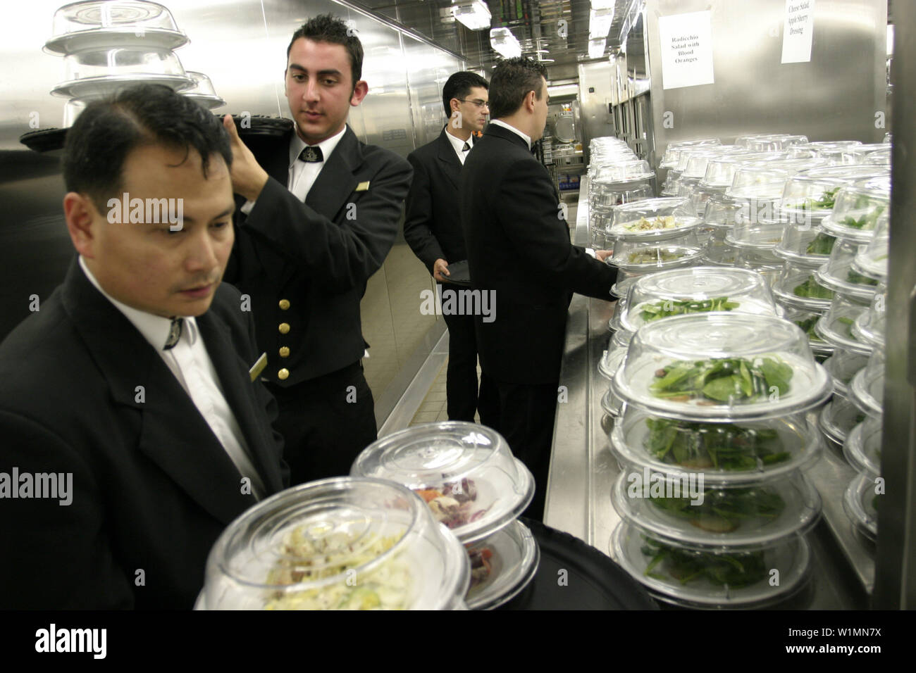 Queen Mary 2, Waiters with orderd dishes, Queen Mary 2, QM2 Kellner ...