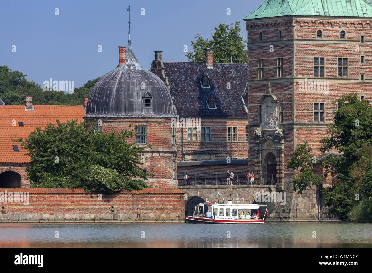 Sightseeing on a boat tour in front of castle Fredriksborg Slot in ...