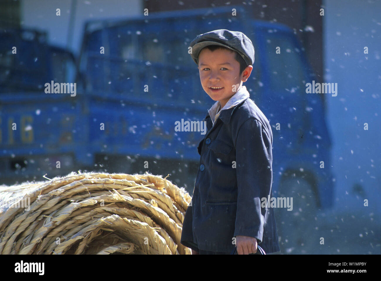 Junge auf dem Markt, Uiguren, Kaschgar, Xinjiang China Stock Photo - Alamy