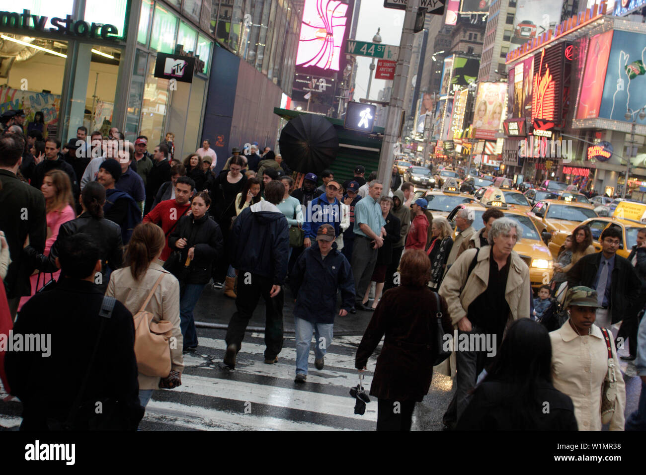 Shopping, Rush hour, Times Square, Manhattan, New York City, New York ...