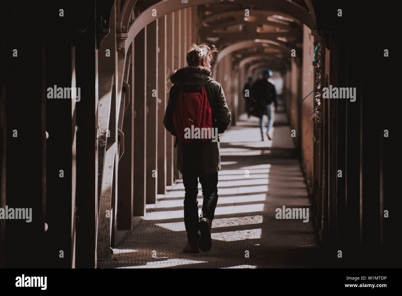 City woman shadow hi-res stock photography and images - Alamy
