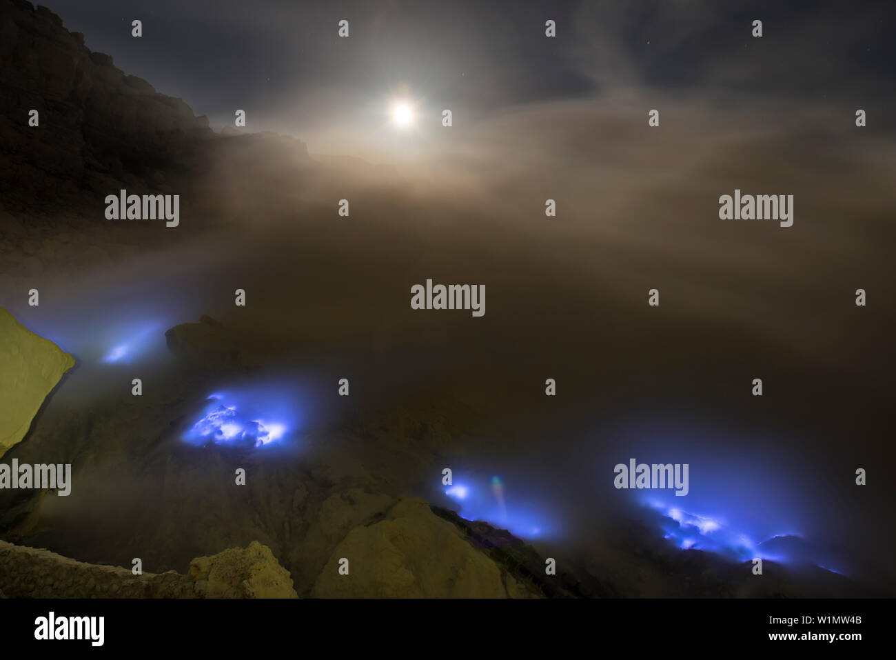 Sulfur burning hi-res stock photography and images - Alamy