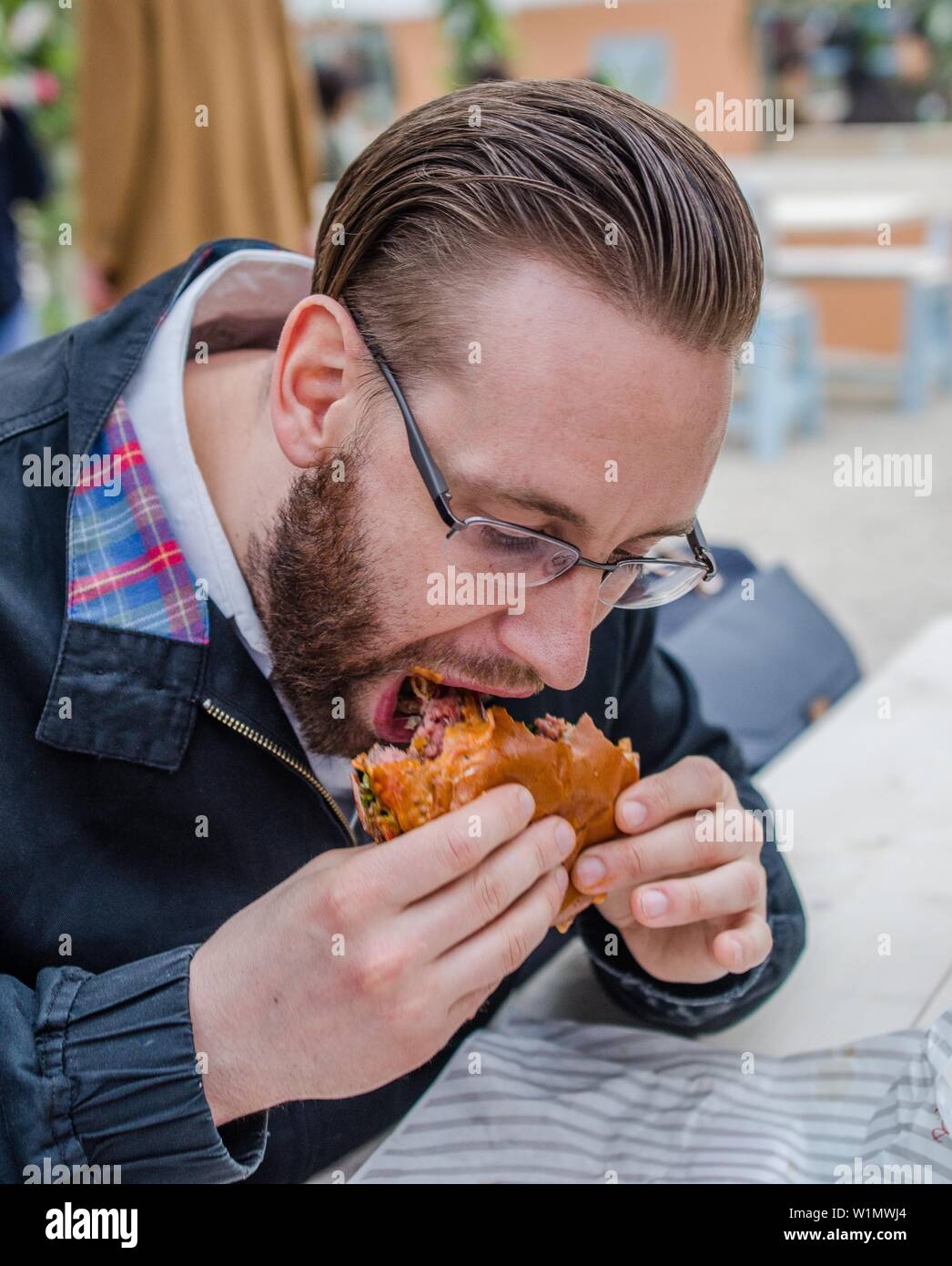 Hungry people hi-res stock photography and images - Alamy