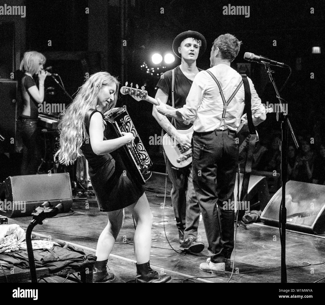 people singer musician guitarist instrument Stock Photo - Alamy