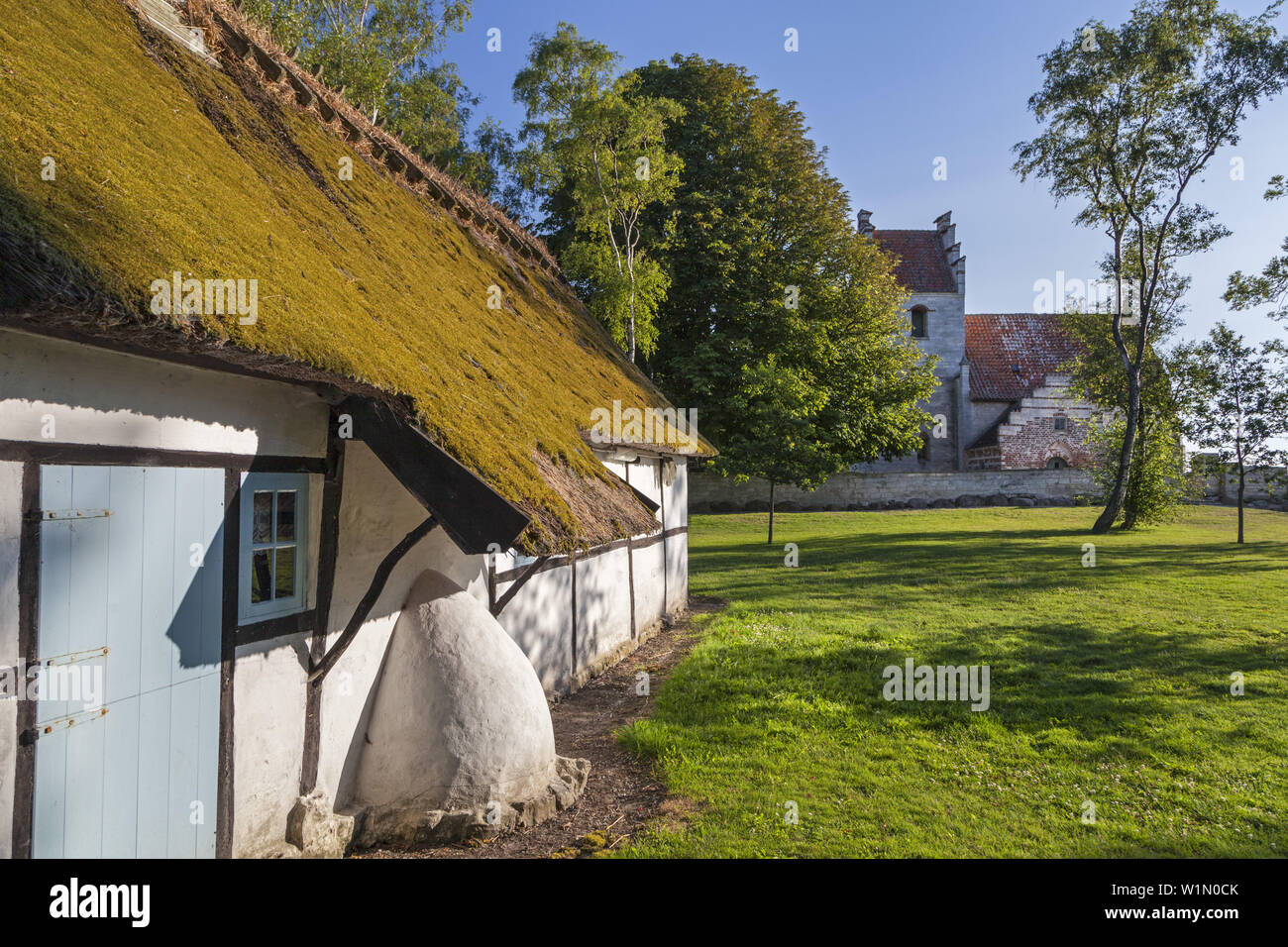 Thatched house beneath old church of Højerup on the cliffs of Stevns Klint, Store Heddinge ...