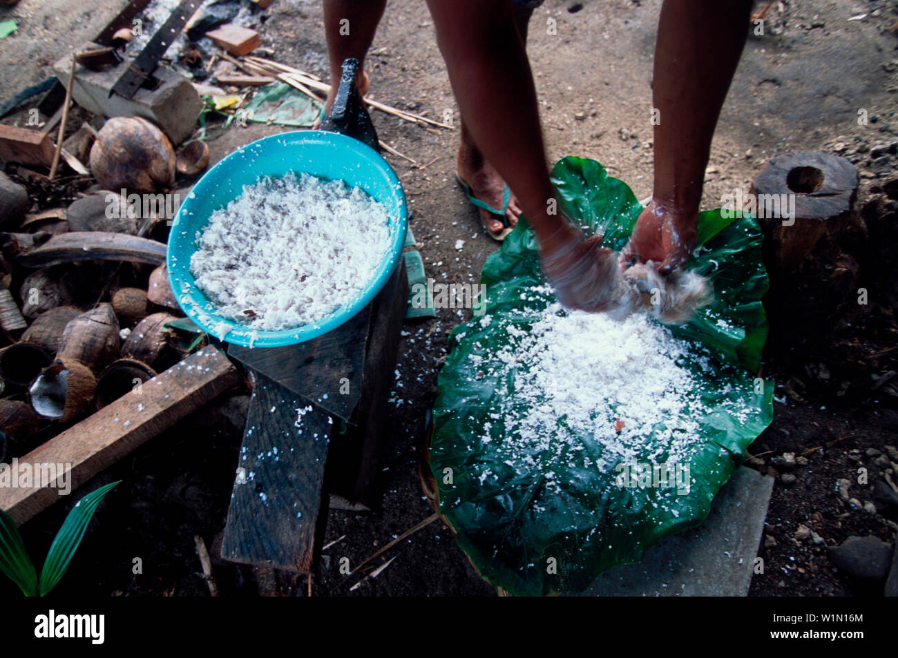 Grinding Coconut, Namua Island Resort bei Upolu, Samoa Stock Photo - Alamy