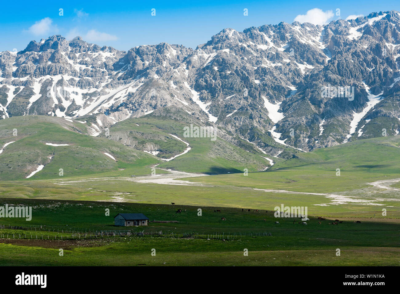 The alpine high plains of the Campo Imperatore with surrounding peaks ...
