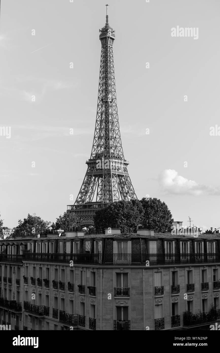 Paris white residential buildings hi-res stock photography and images ...