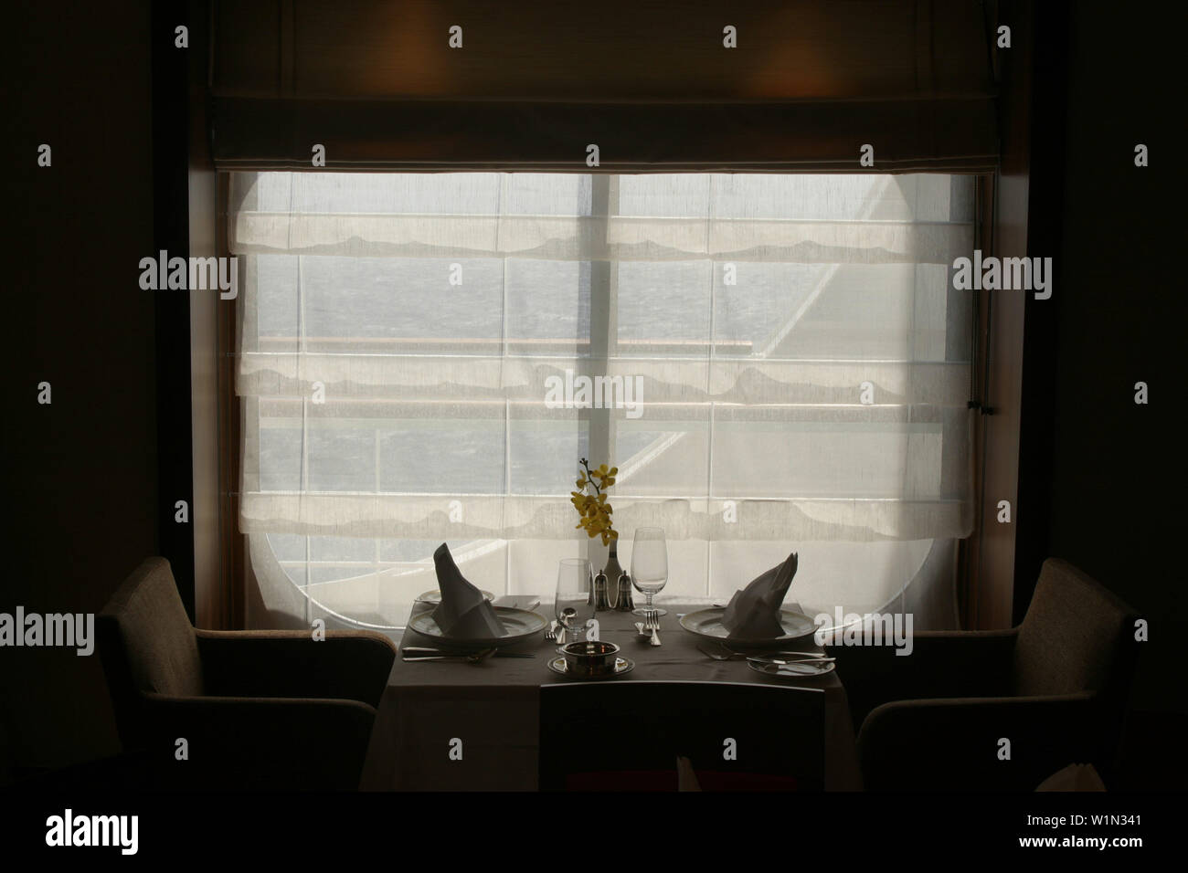 Queen Mary 2, Table at Princess Grill, Queen Mary 2, QM2 Princess Grill ...