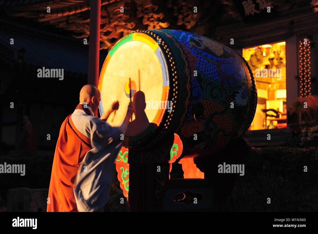 Firelight shadows hi-res stock photography and images - Alamy