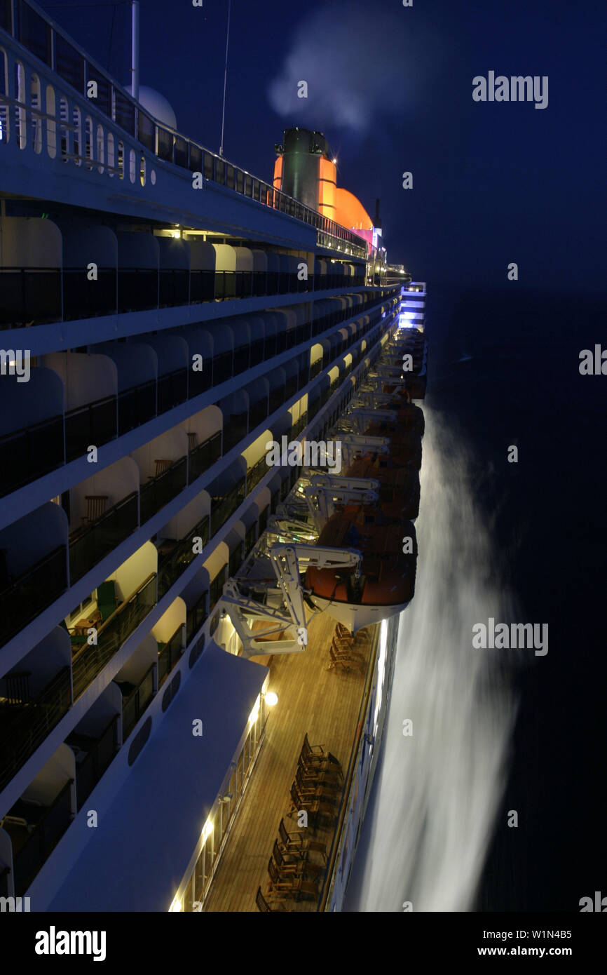 Queen Mary 2, View from the bridge to rear, Queen Mary 2, QM2 ...