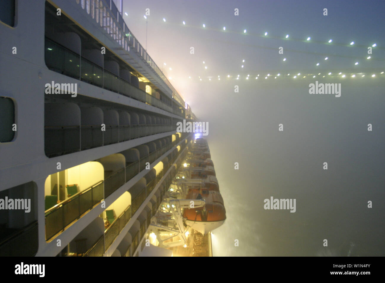 Queen Mary 2 pass Verrazzano Bridge, NYC, Queen Mary 2, QM2 Passieren ...