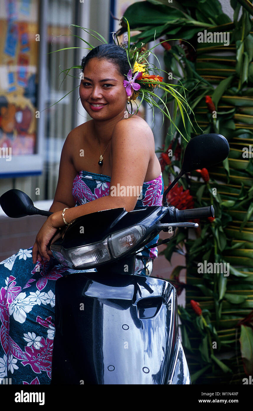 Frau mit Moped, Papeete, Tahiti Franzoesisch Polynesien Stock Photo - Alamy