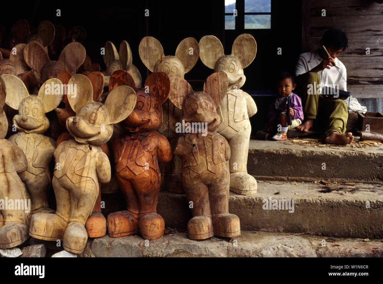 Carver in Lamut, Lamut, Mountain Province Philippines Stock Photo - Alamy