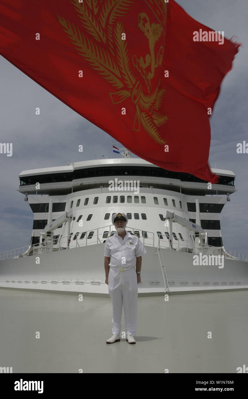 Queen Mary 2, Captain R.W.Warwick, Cunard flag, Queen Mary 2, QM2 ...