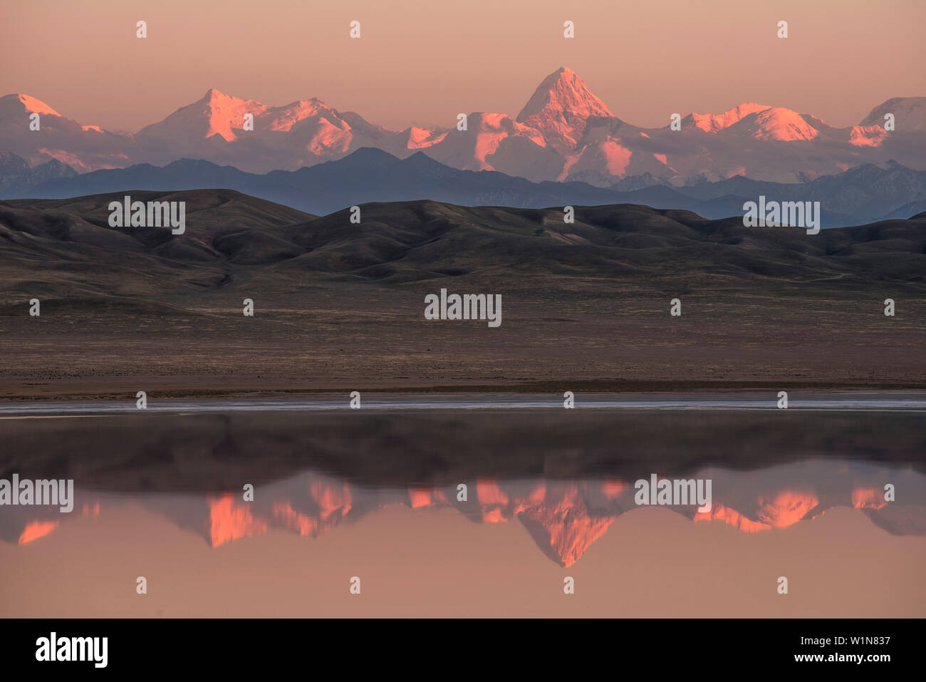 Tengri desert hi-res stock photography and images - Alamy
