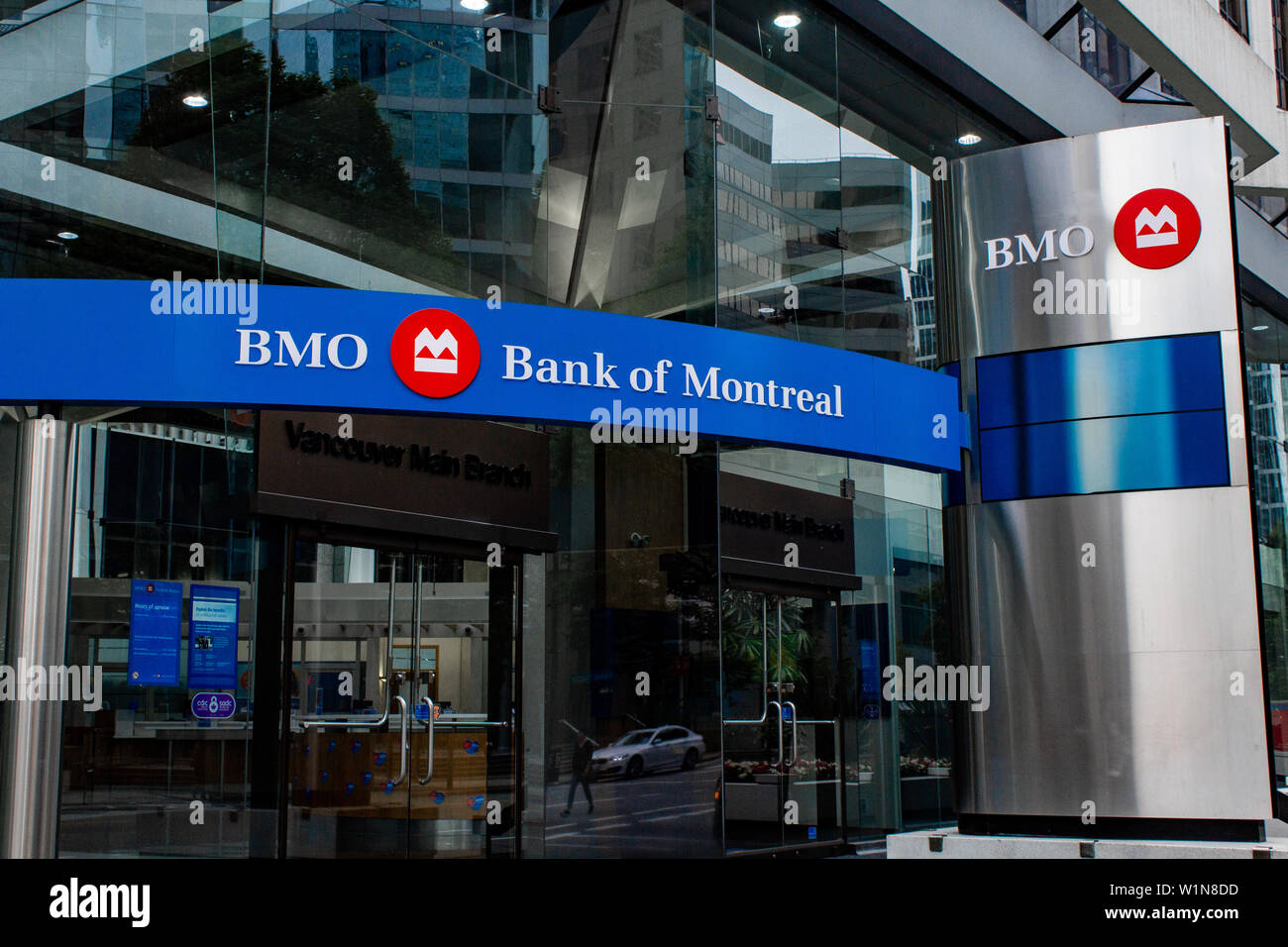 Bmo bank montreal building hi-res stock photography and images - Alamy