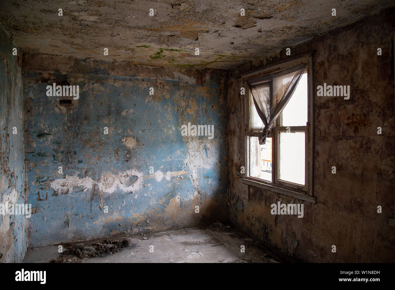 Room of destroyed and abandoned building Stock Photo - Alamy