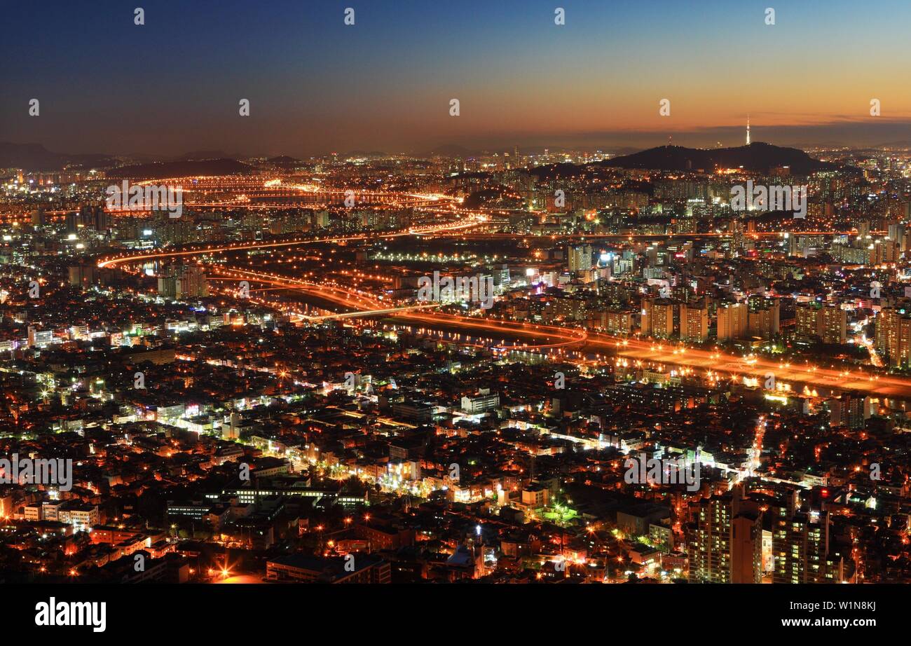 City night scene hi-res stock photography and images - Alamy