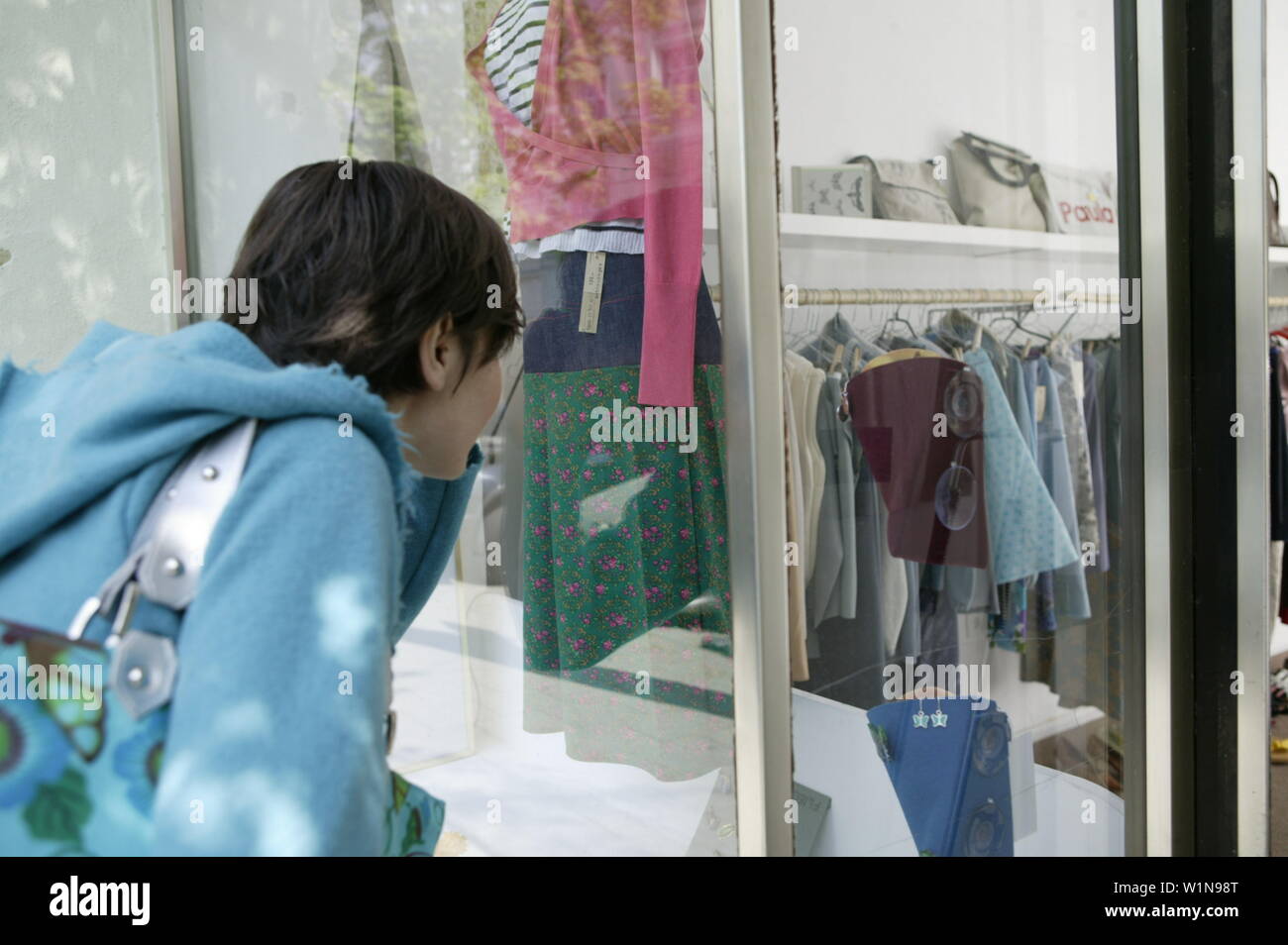 Person in the shop window hi-res stock photography and images - Alamy