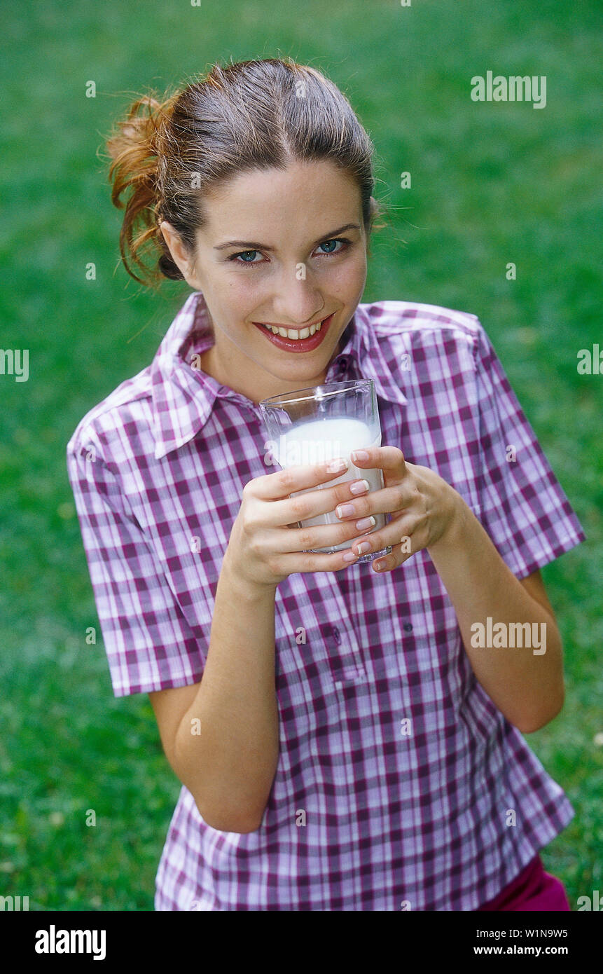 Frau trinkt Milch, Food Stock Photo - Alamy