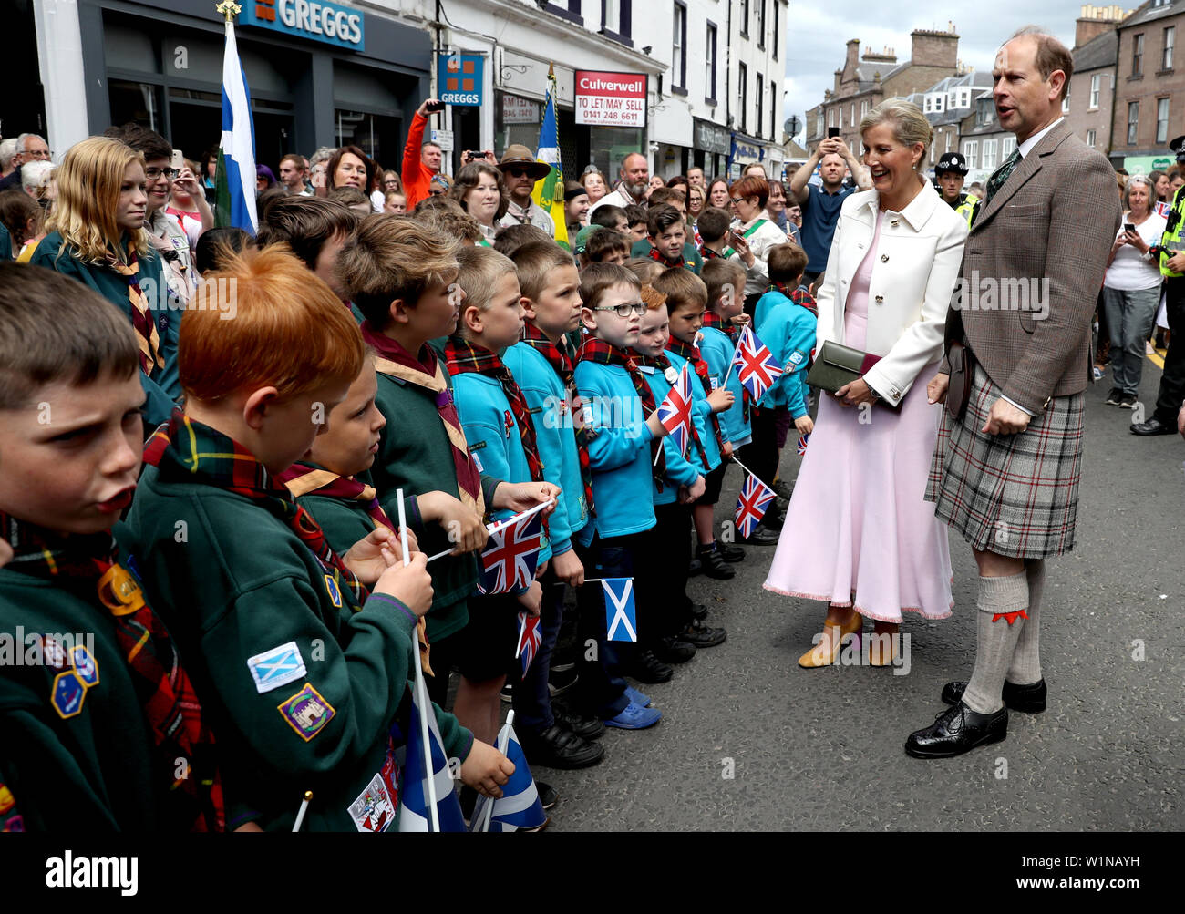 The Earl and Countess of Forfar chat with locals on Castle Street in ...