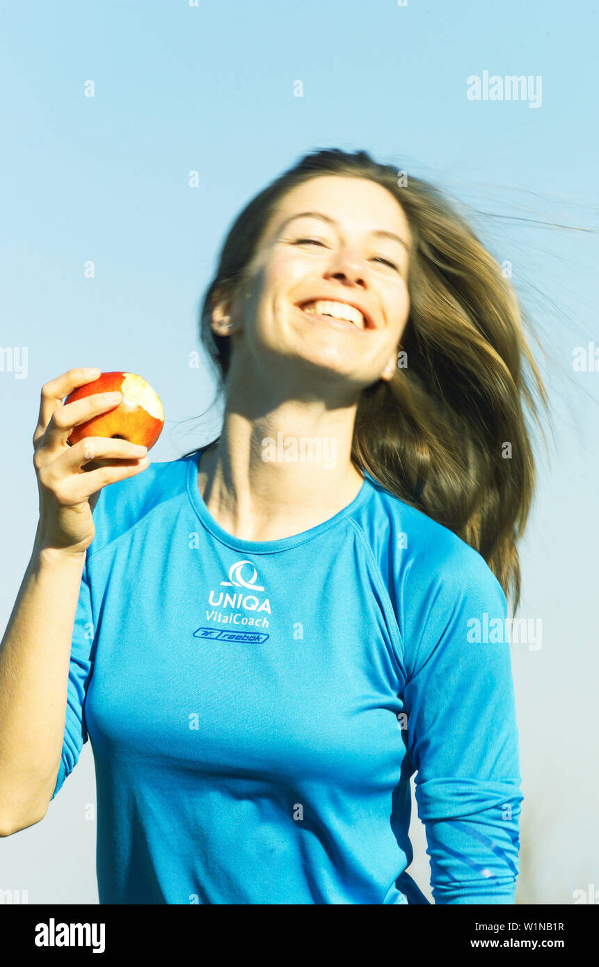 Woman core an apple hi-res stock photography and images - Alamy