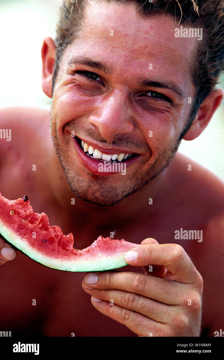 Mann isst Melone, People Stock Photo - Alamy