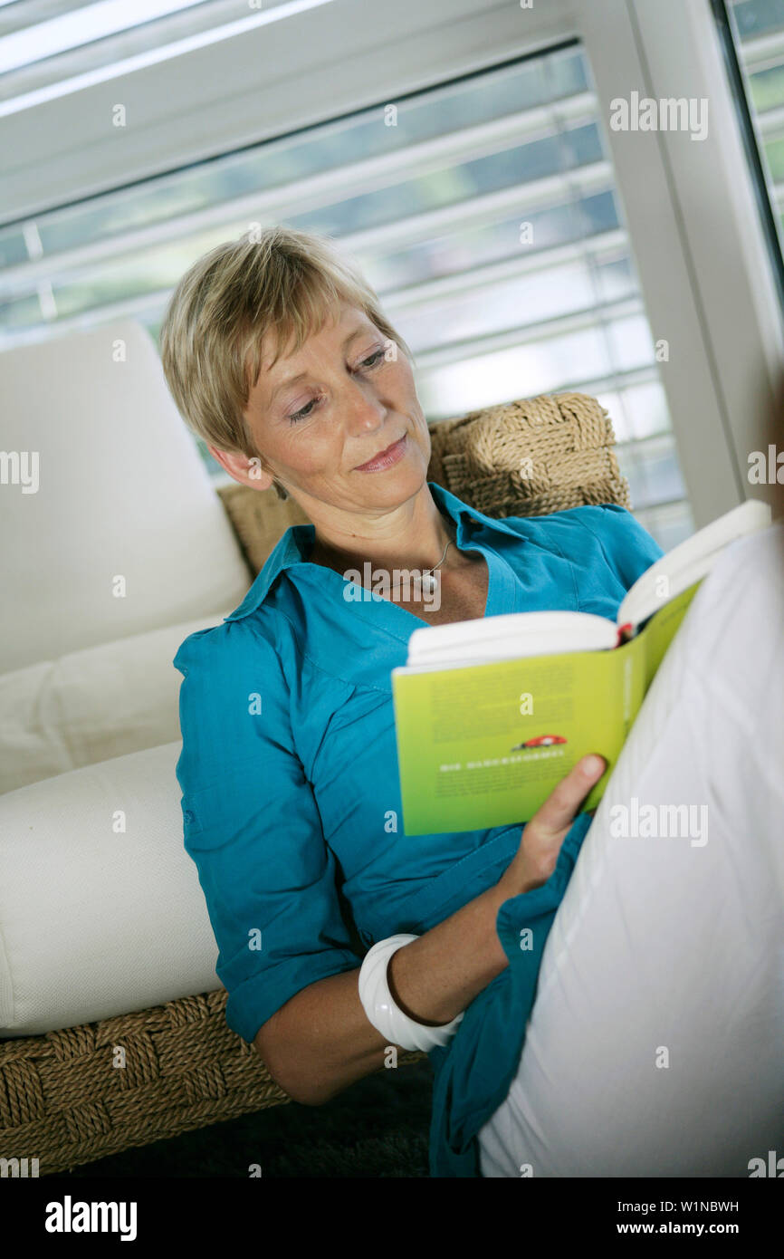 50 year old woman reading a book hi-res stock photography and images ...