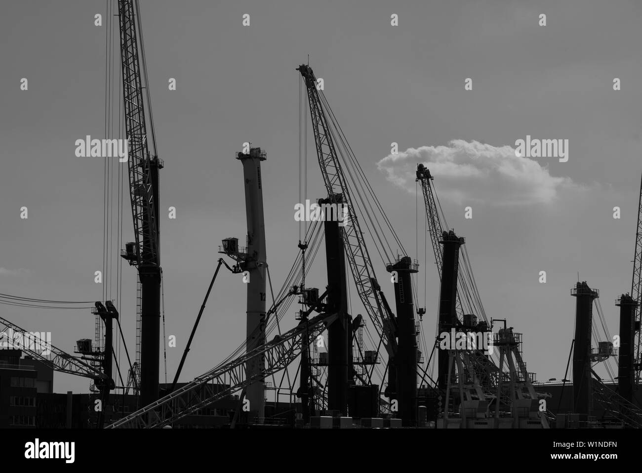 Dockside cranes hi-res stock photography and images - Alamy
