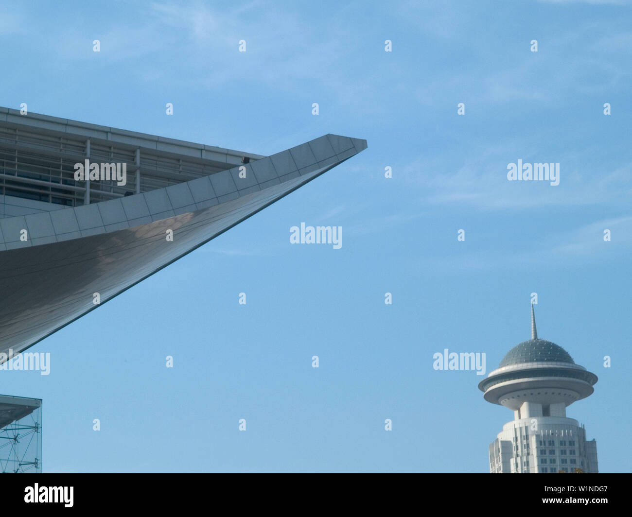 Looming skyscraper hi-res stock photography and images - Alamy