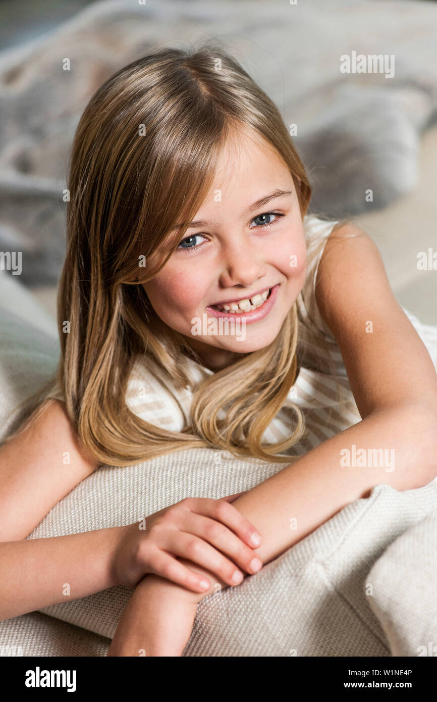 Girl smiling for camera hi-res stock photography and images - Alamy