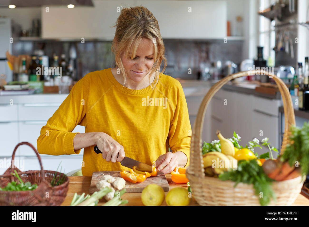 Cutting vegetables in the kitchen hi-res stock photography and images ...