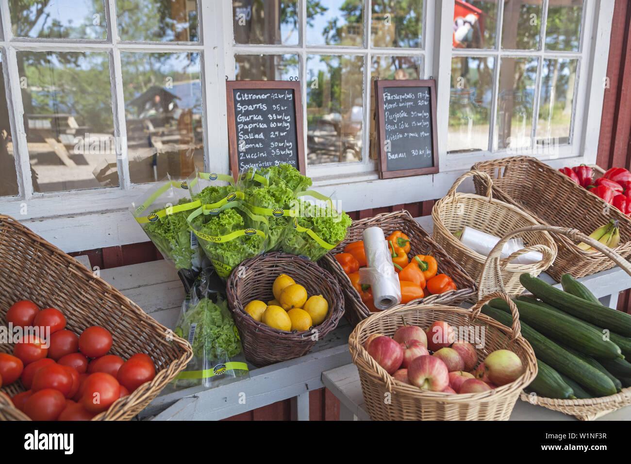Small grocery shop hi-res stock photography and images - Alamy